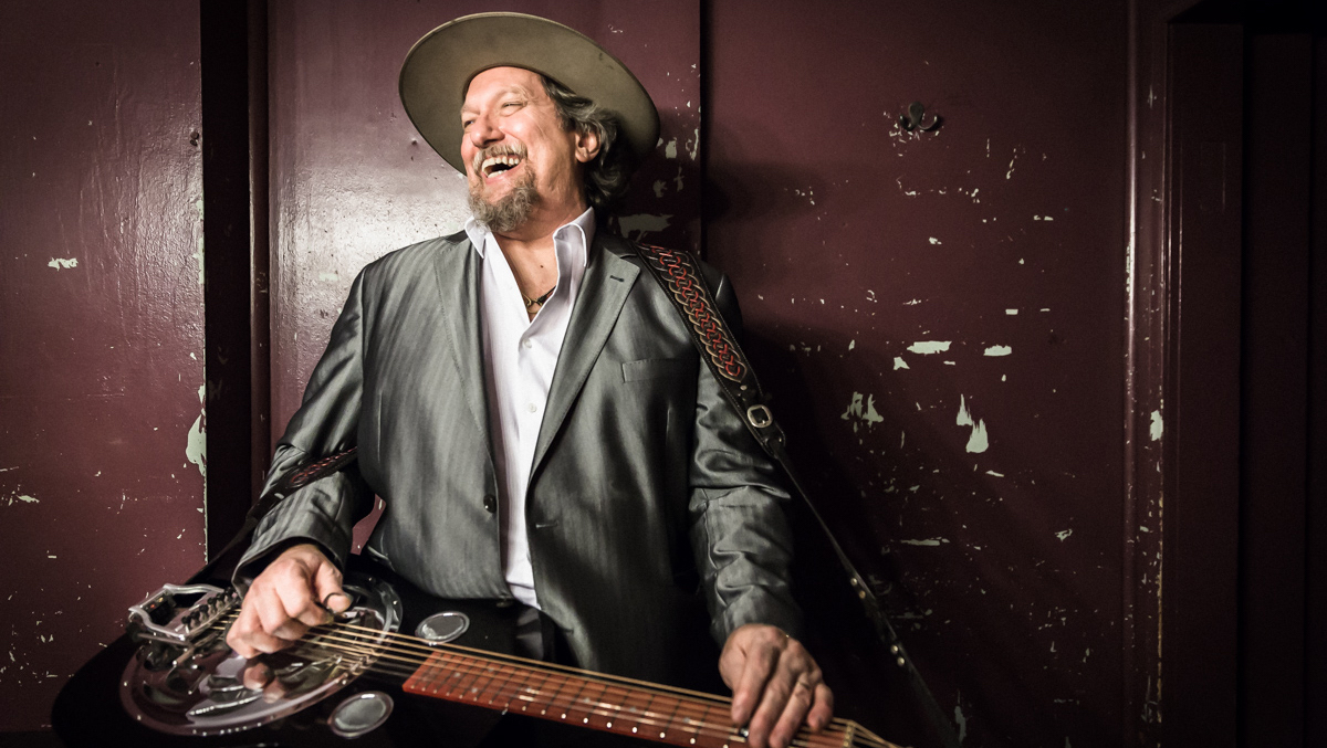 Silencio: habla el dobro de Jerry Douglas – Ciudad Criolla